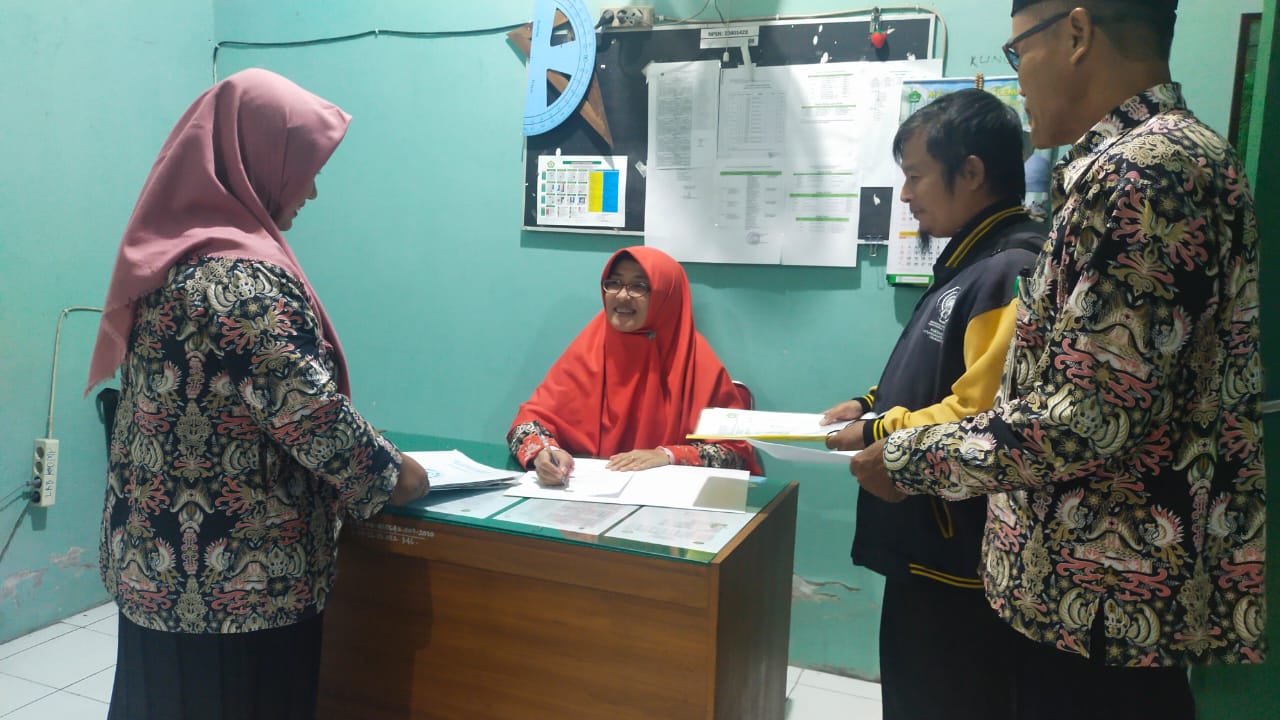 Guru dan Pegawai MTsN 9 Sleman Sampaikan Kenangan Indah dalam Antologi Cerpen – MTsN 9 Sleman